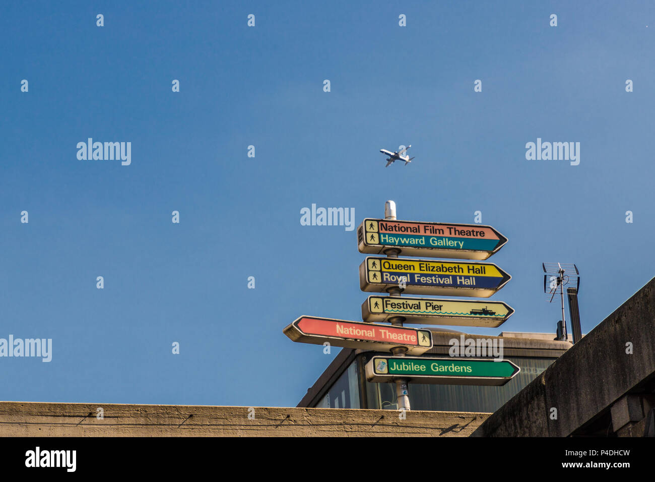 Directional signage hi-res stock photography and images - Alamy