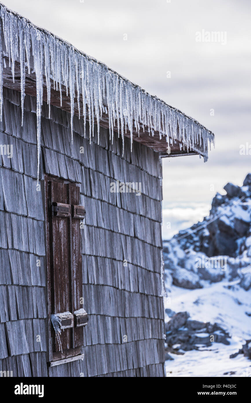 Ice on roof hi-res stock photography and images - Alamy