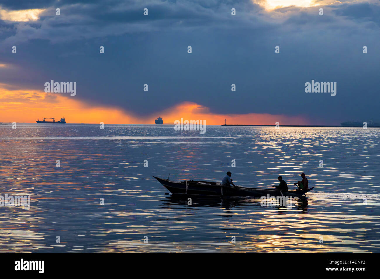 Fishing manila bay hi-res stock photography and images - Alamy