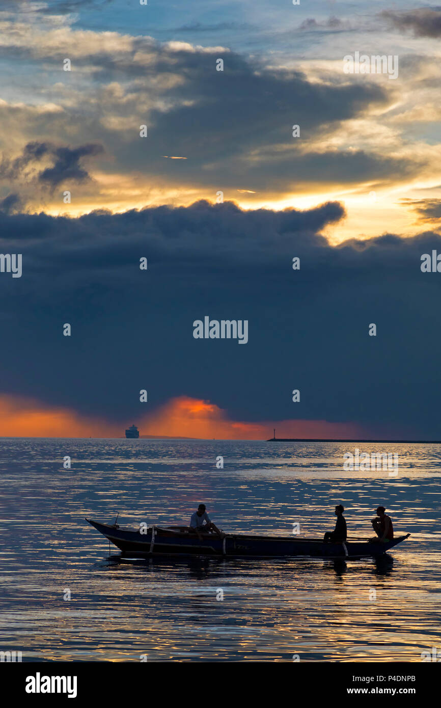 Fishing boat on Manila Bay at sunset, Philippines Stock Photo - Alamy