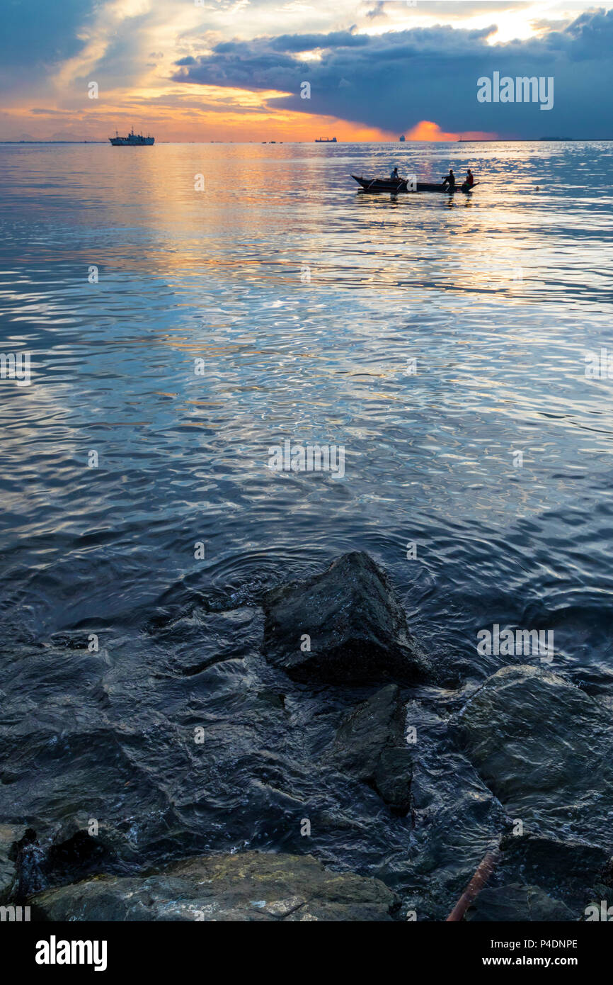 Fisherman fishing in manila bay hi-res stock photography and images - Alamy