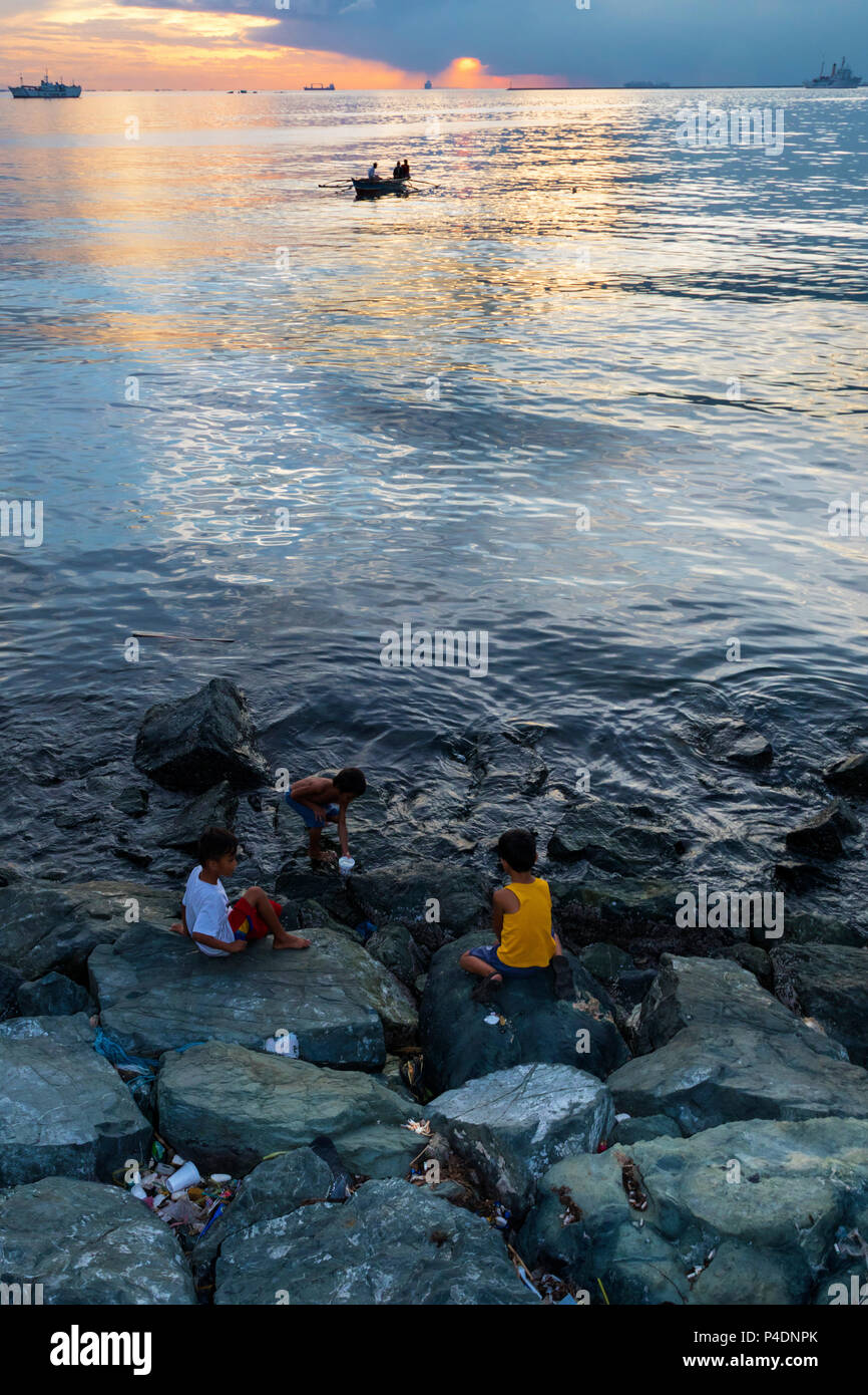 Fishing boat at sunset, Manila Bay, Philippines Stock Photo - Alamy