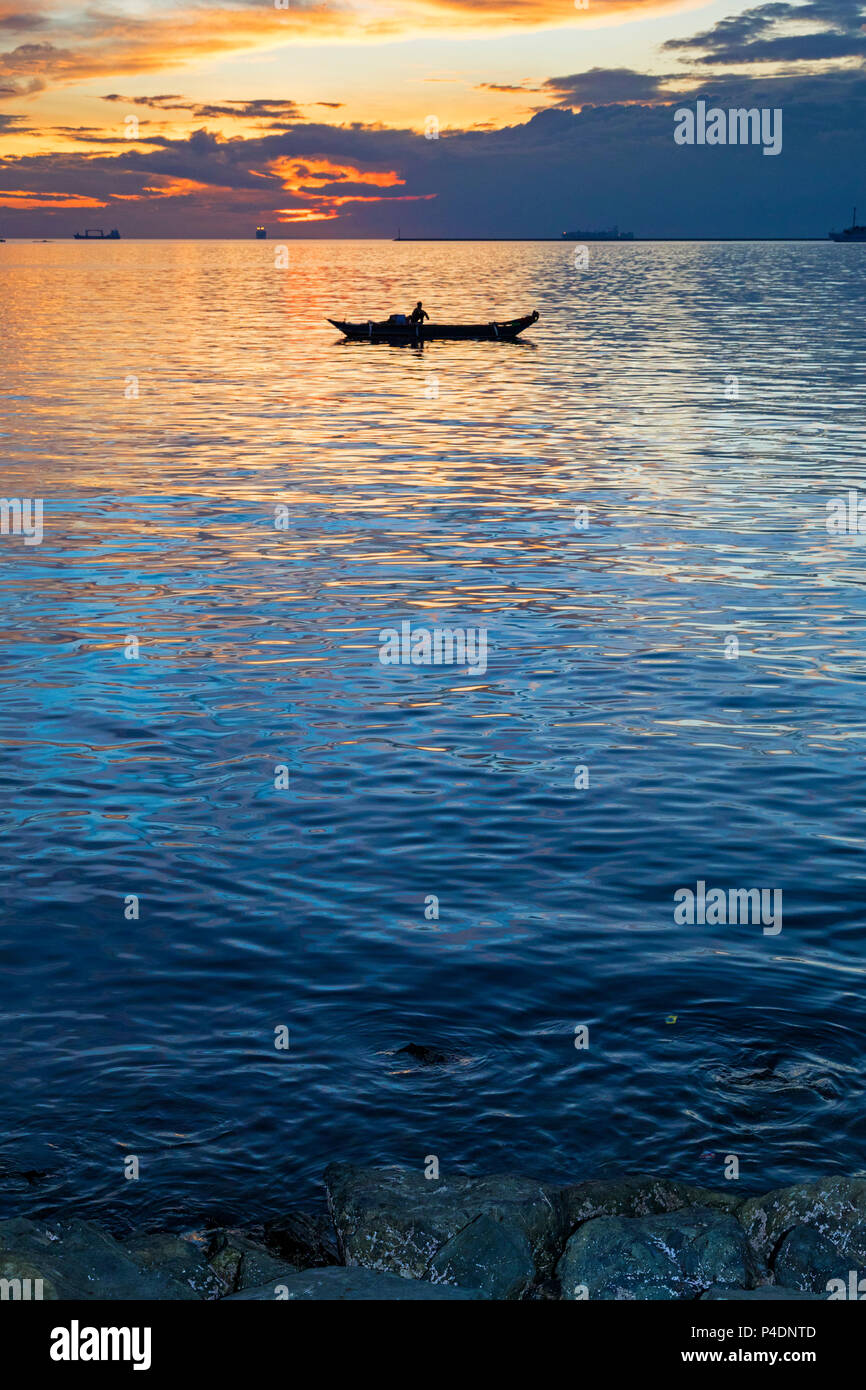 Fishing manila bay hi-res stock photography and images - Alamy
