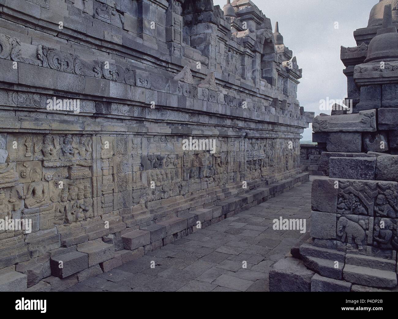 PASILLO Y MUROS DECORADOS CON RELIEVES. Location: YOGYAKARTA-BOROBUDUR ...