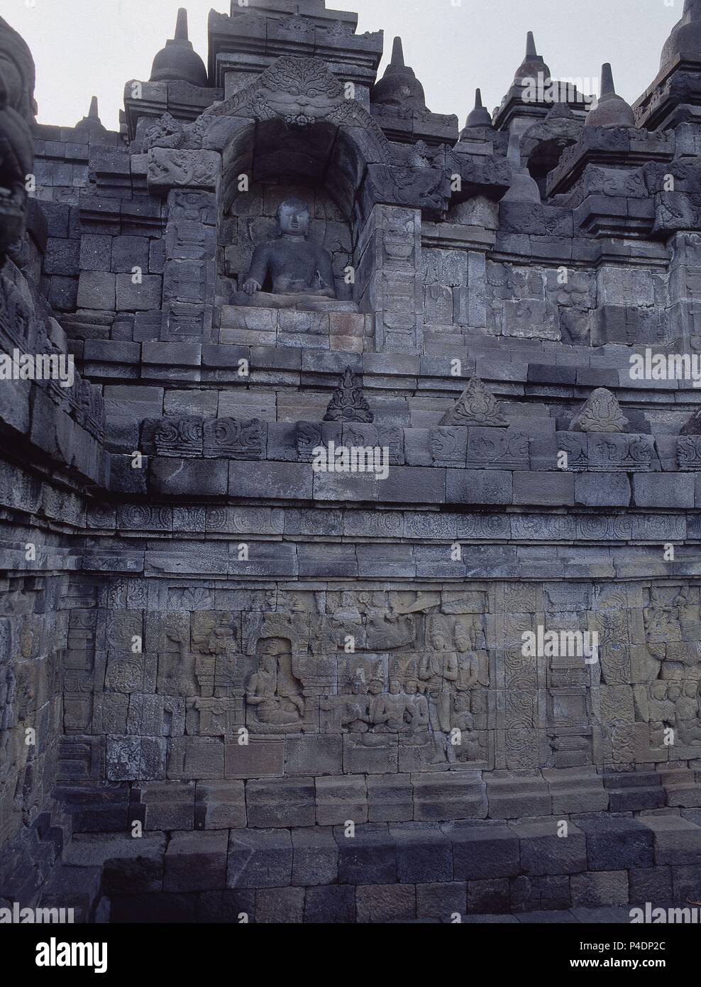 MUROS DECORADOS CON RELIEVES Y HORNACINA CON DIVINIDAD. Location ...