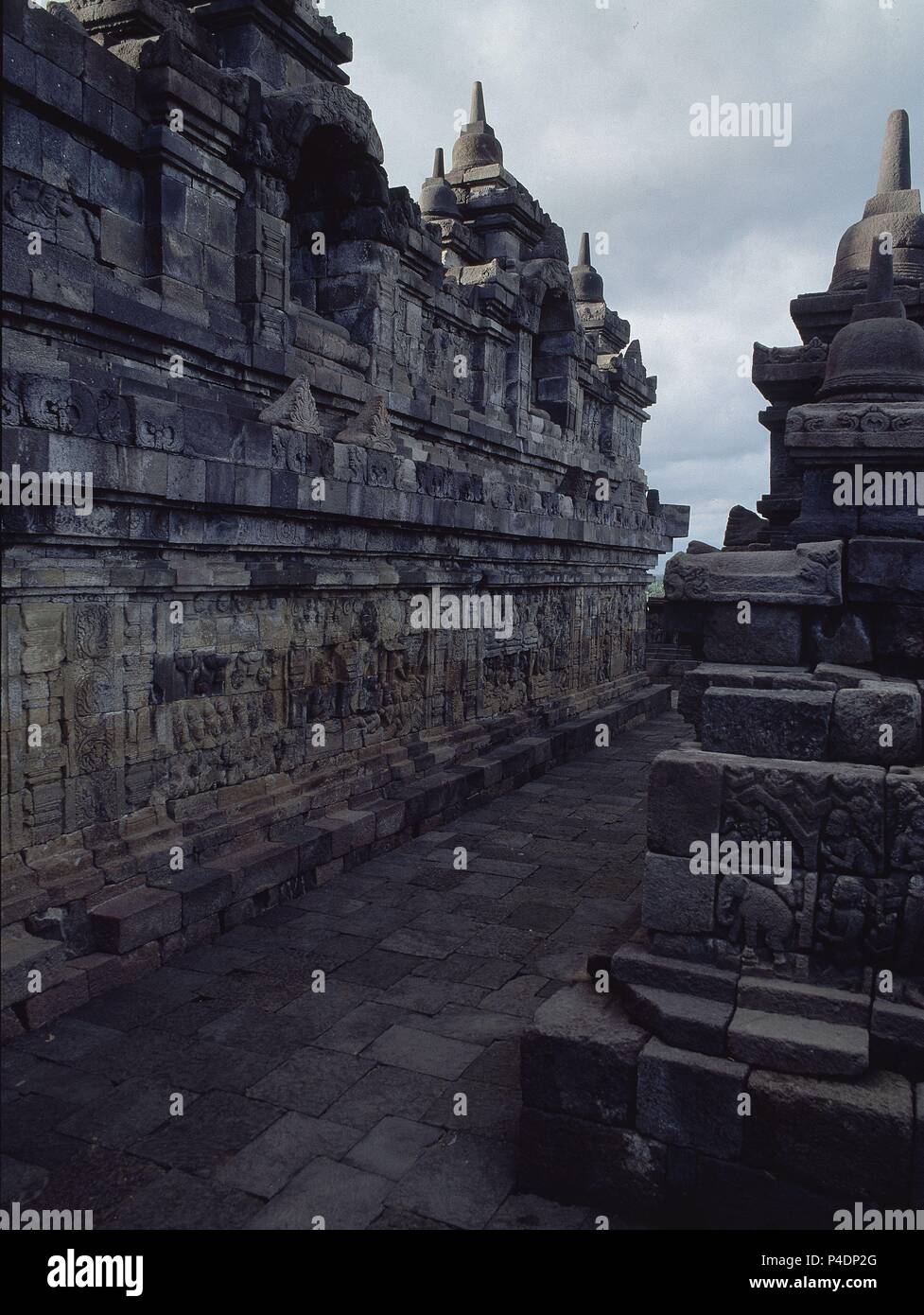 PASILLO CON MUROS DECORADOS CON RELIEVES-CREAN REYES SALIENDRA ...