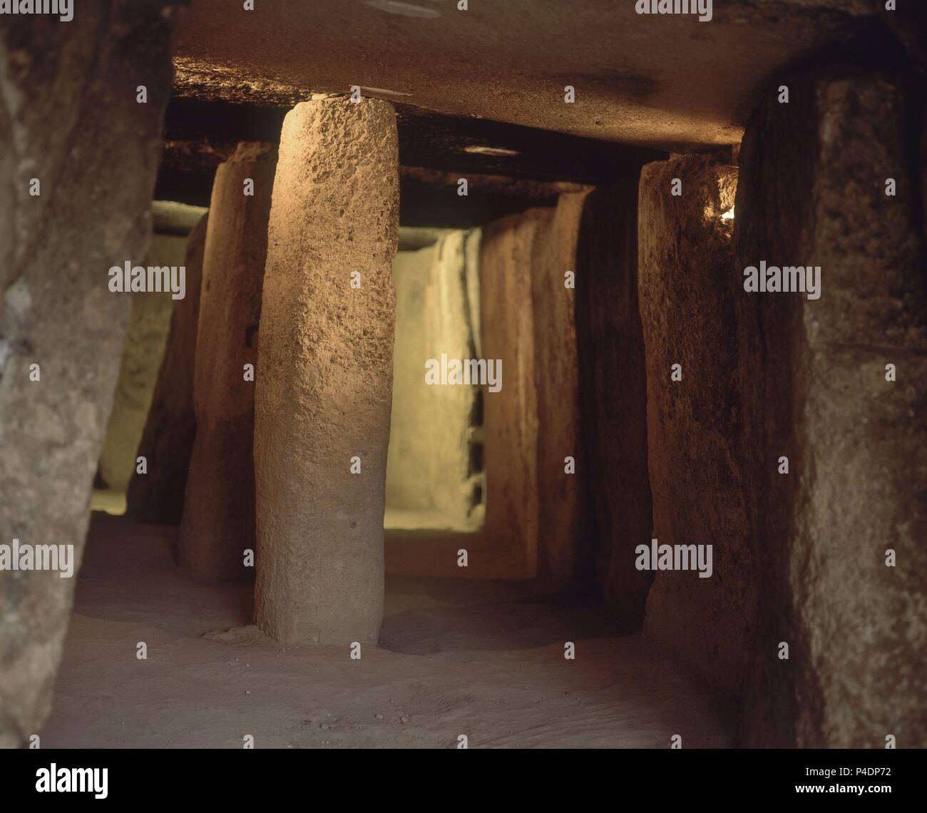 INTERIOR DEL DOLMEN DE LA CUEVA DE LA MENGA - CAMARA FUNERARIA ...