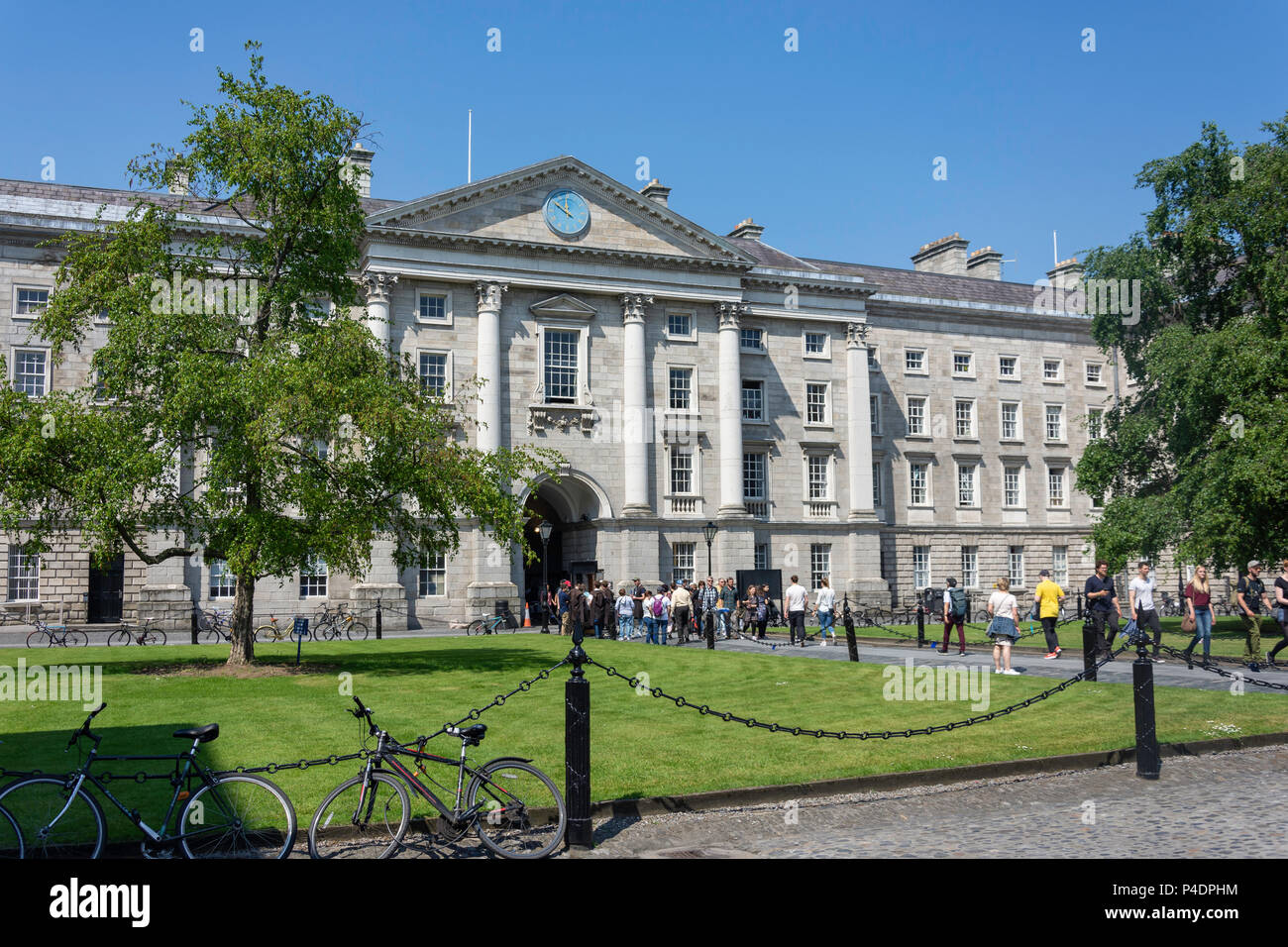 Entrance to georgian buildings parliament square trinity college hi-res stock photography and ...