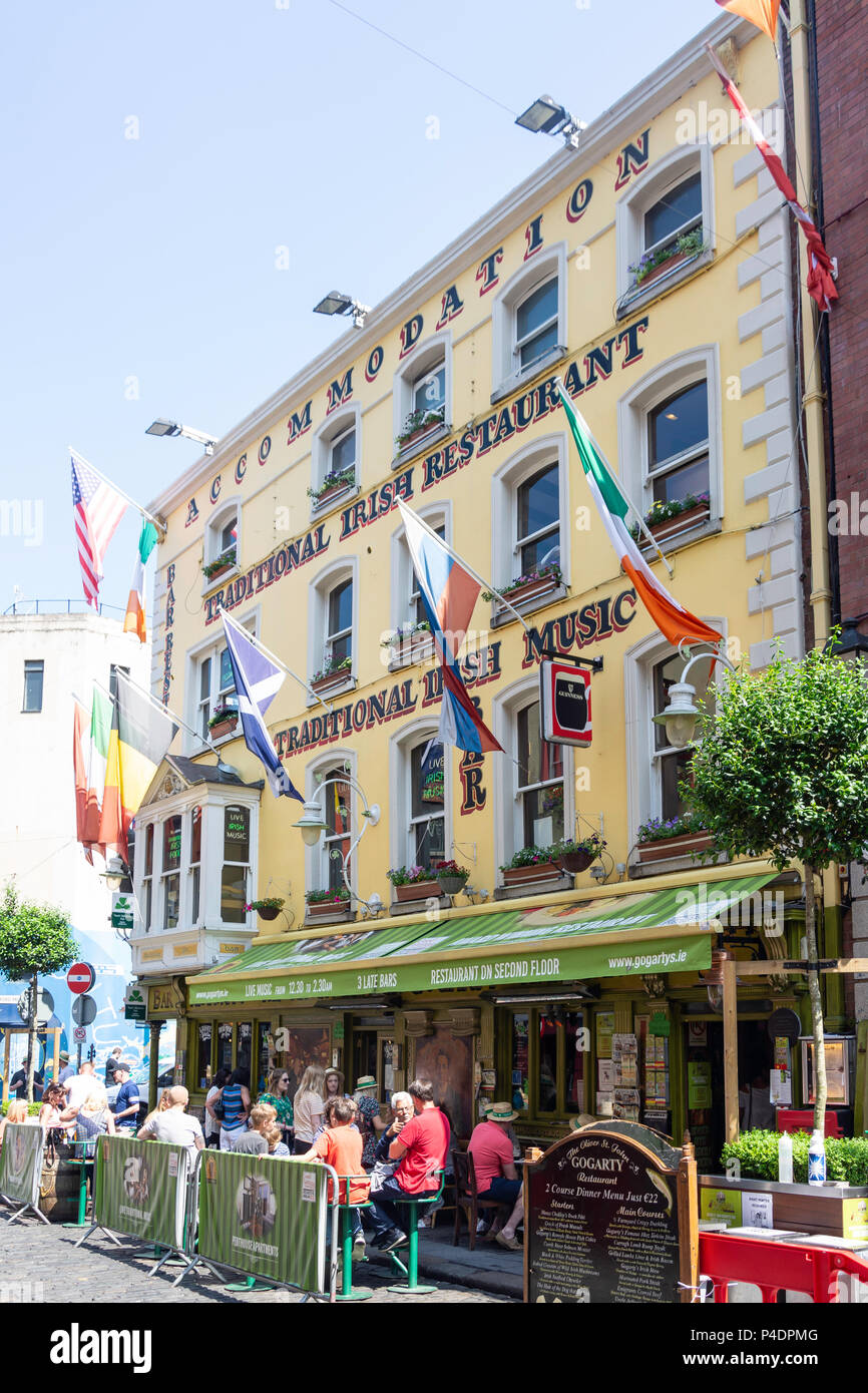 Traditional irish bar hi-res stock photography and images - Alamy