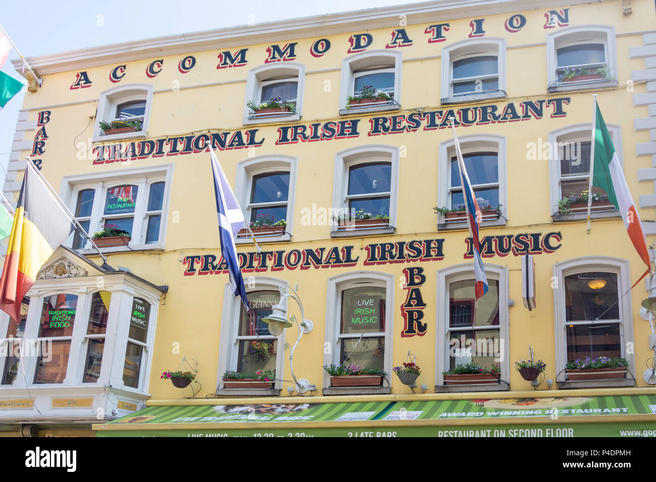 Traditional irish bar hi-res stock photography and images - Alamy