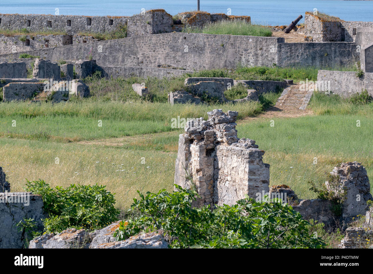 The ruins of Santa Maura Castle at Lefkada Stock Photo - Alamy