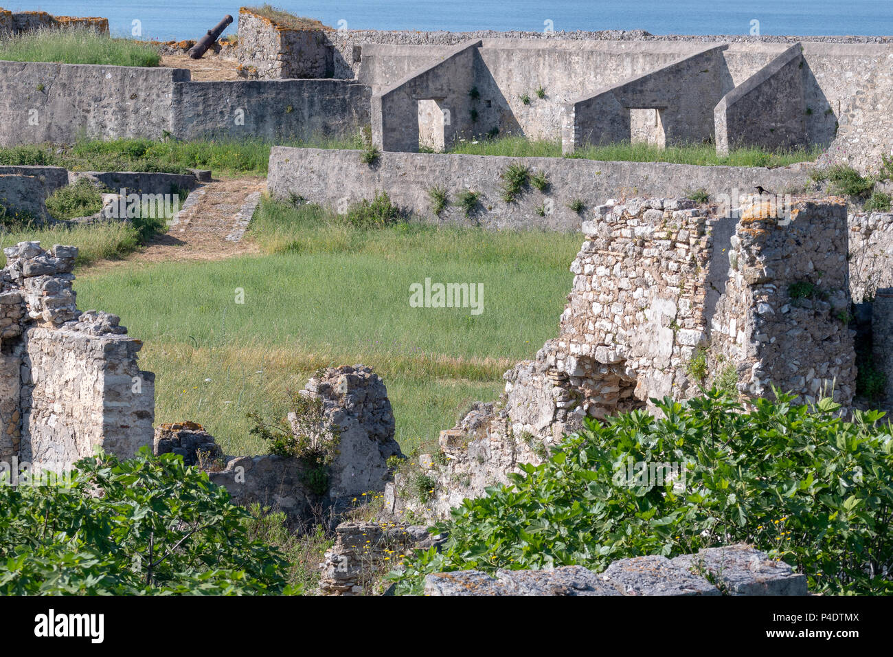 The ruins of Santa Maura Castle at Lefkada Stock Photo - Alamy