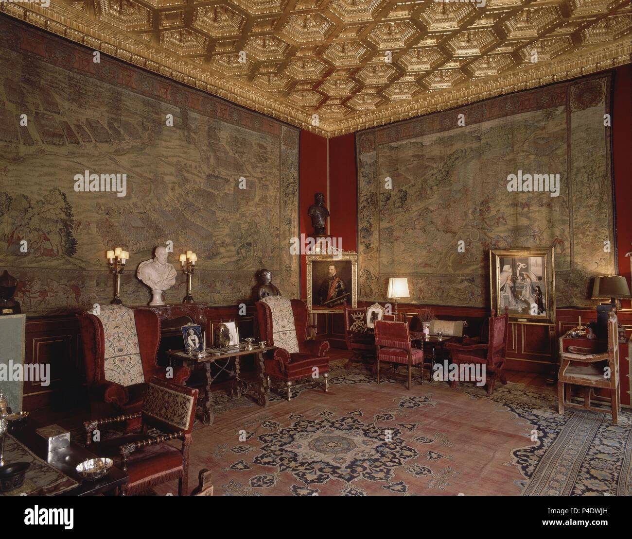 SALON EN LA PLANTA NOBLE CON TAPICES EN LAS PAREDES. Location: PALACIO ...