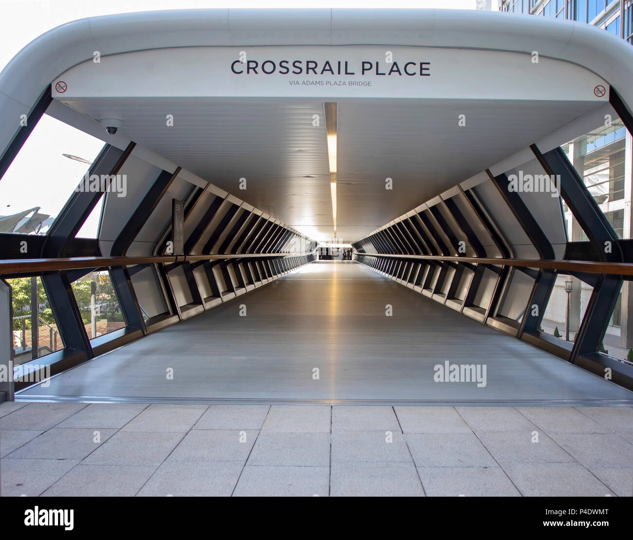 Canary wharf pedestrian bridge crossrail hi-res stock photography and ...