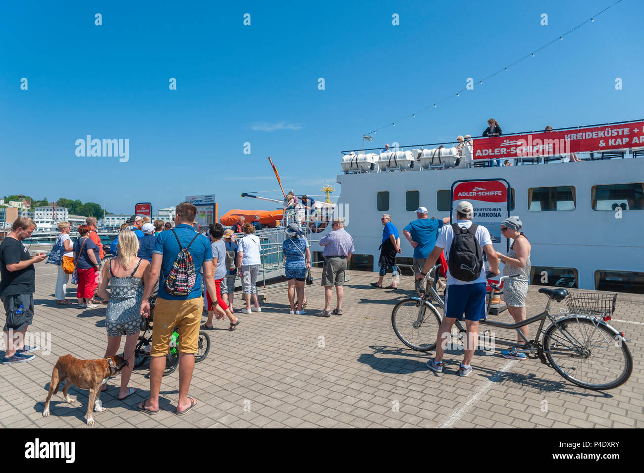 Tourists at the landing stage of a excursion boat, Sassnitz, Rügen ...