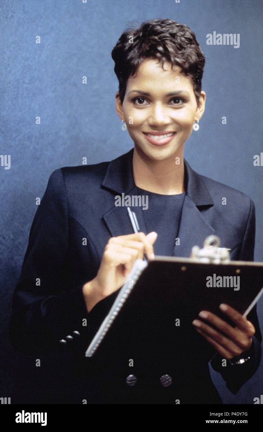 Halle berry executive decision 1996 hi-res stock photography and images - Alamy