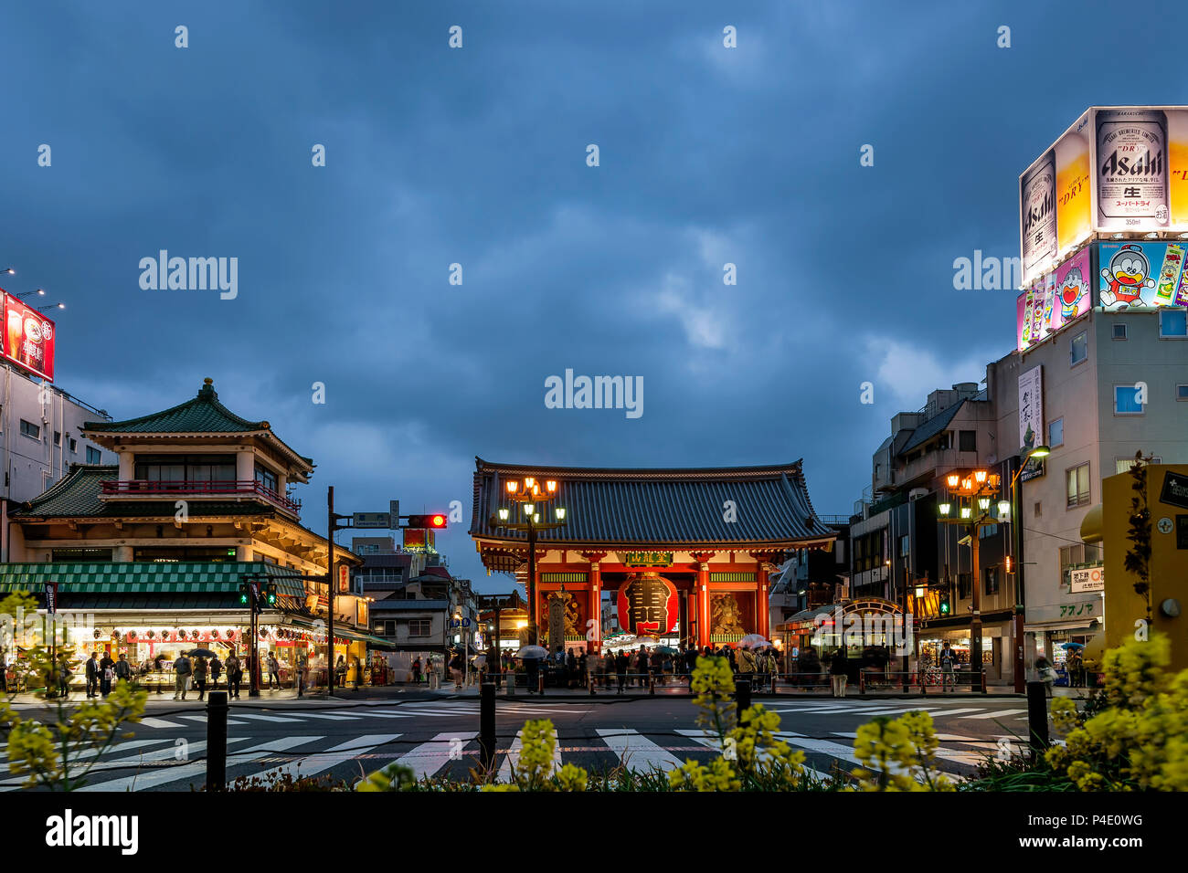 The beautiful Kaminarimon gate in the light of the blue hour, Asakusa ...
