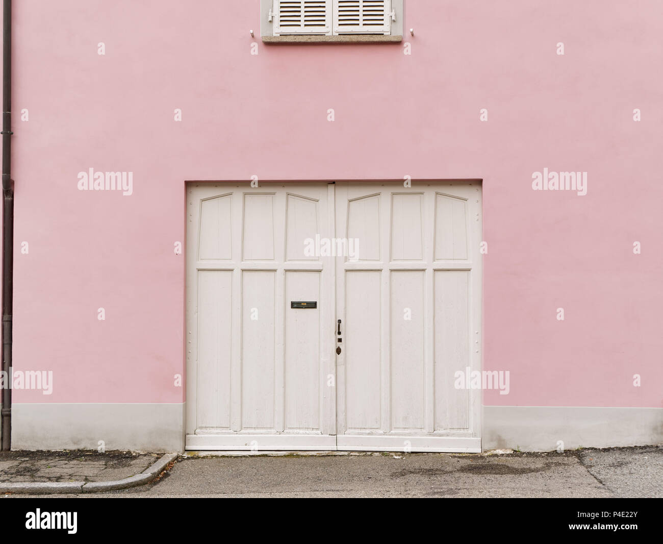 Pink front door hi-res stock photography and images - Alamy