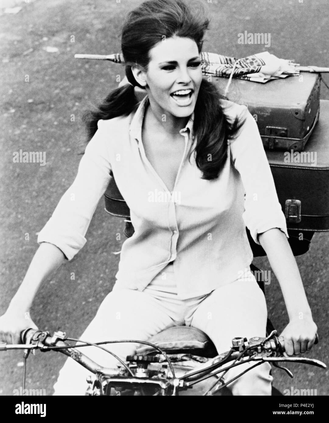 Raquel welch shoot loud hi-res stock photography and images - Alamy