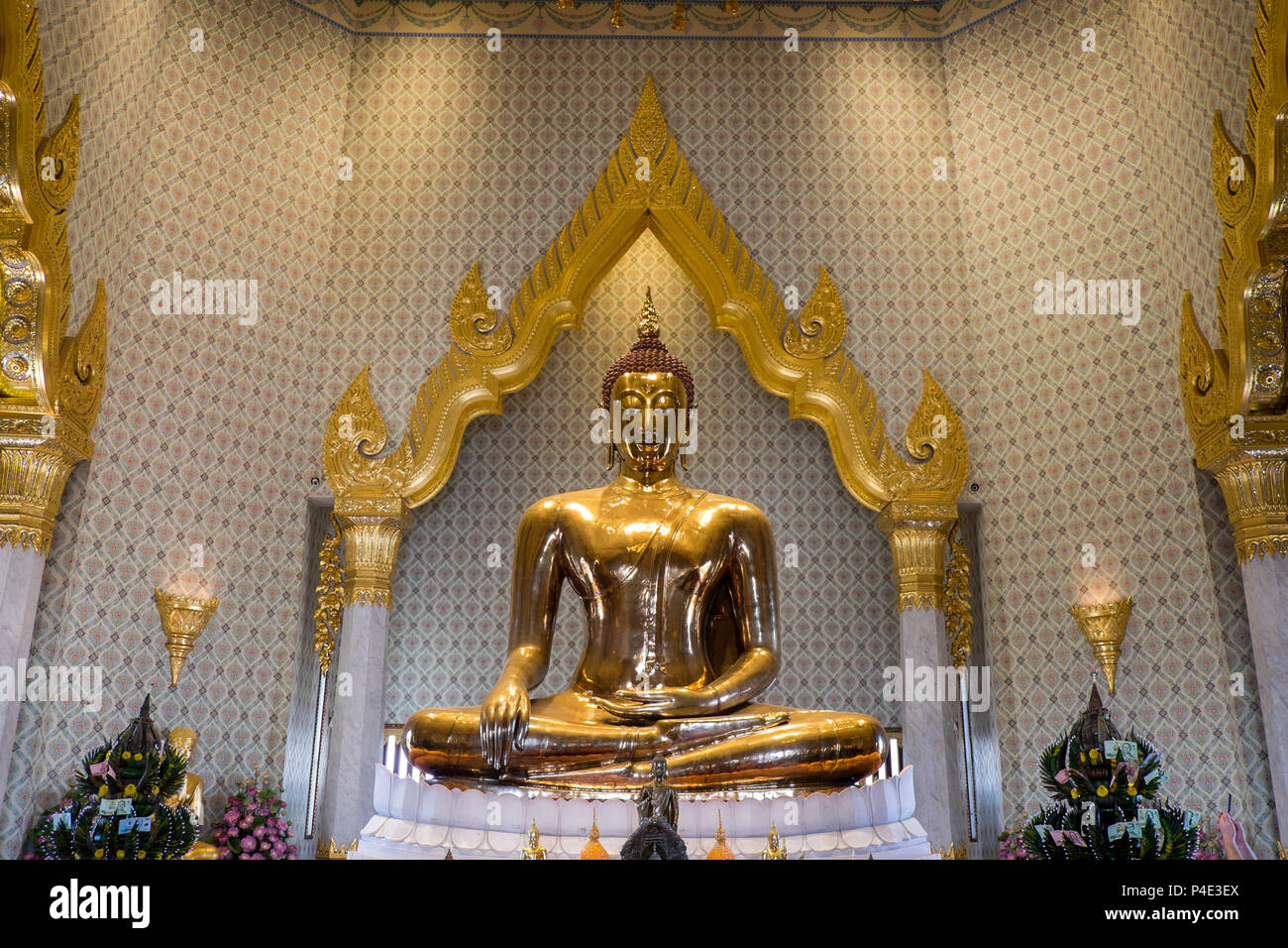 A Golden Buddha statue, Wat Trai Mit Witthayaram, Bangkok, Thailand ...