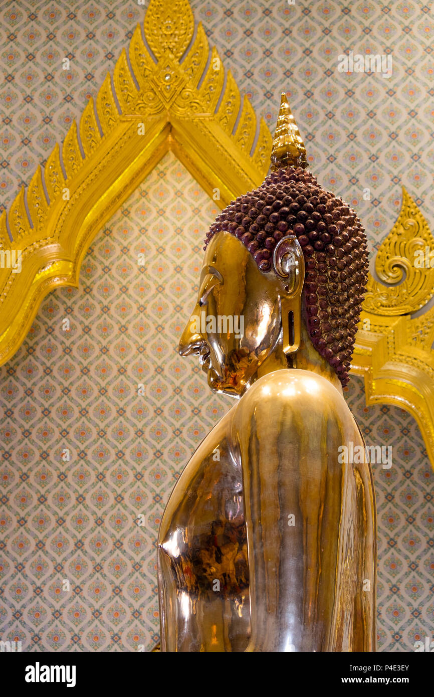 A Golden Buddha statue, Wat Trai Mit Witthayaram, Bangkok, Thailand ...