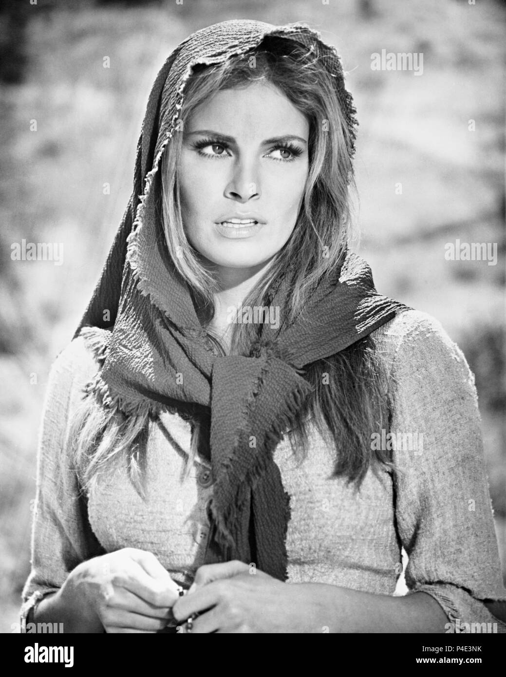 Raquel welch 100 rifles 1969 hi-res stock photography and images - Alamy
