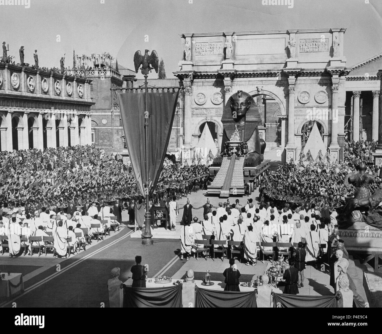 Cleopatra 1960s hi-res stock photography and images - Alamy