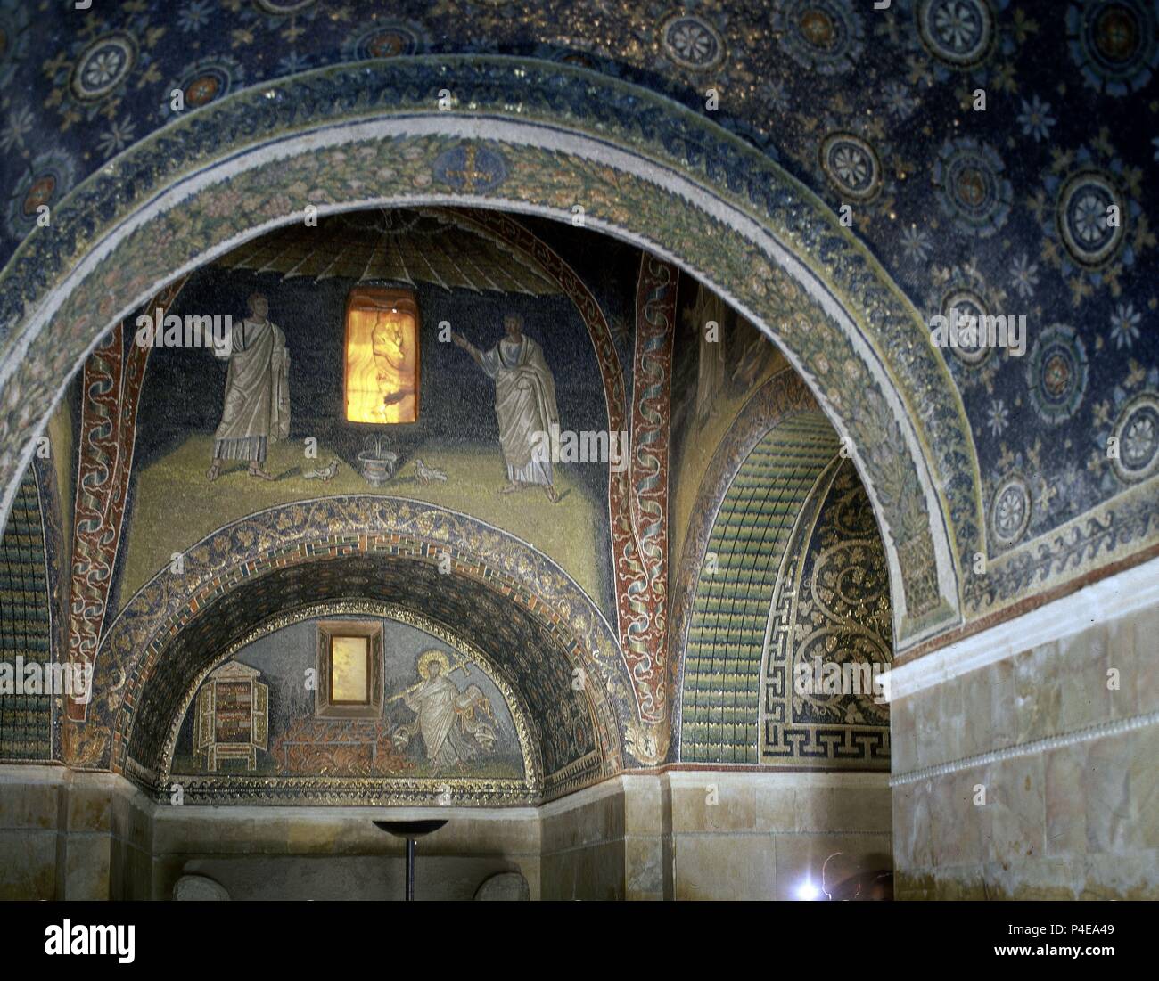 INTERIOR DEL MAUSOLEO DE GALA PLACIDIA - PAREDES REVESTIDAS DE MOSAICOS ...