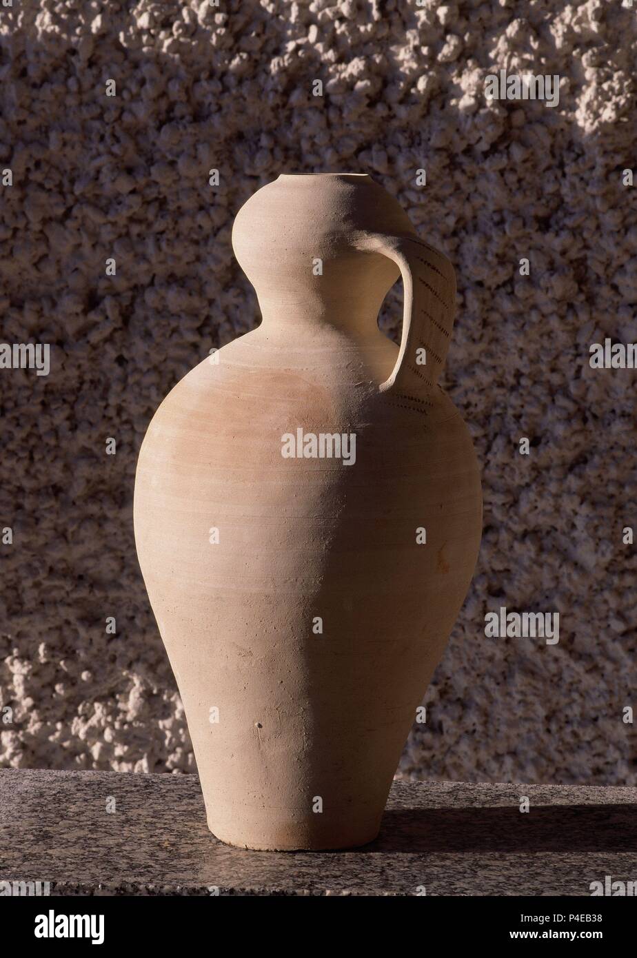 FIGURAS EN BARRO (ALFARERO "TITO"). Location: ALFARERIA, SPAIN Stock ...