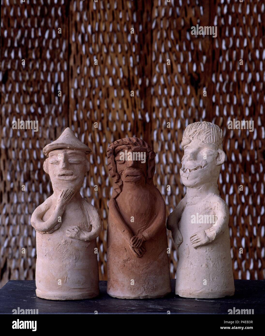 FIGURAS EN BARRO,MADRE CON BEBE Y NIÑO (ALFARERO "TITO"). Location ...