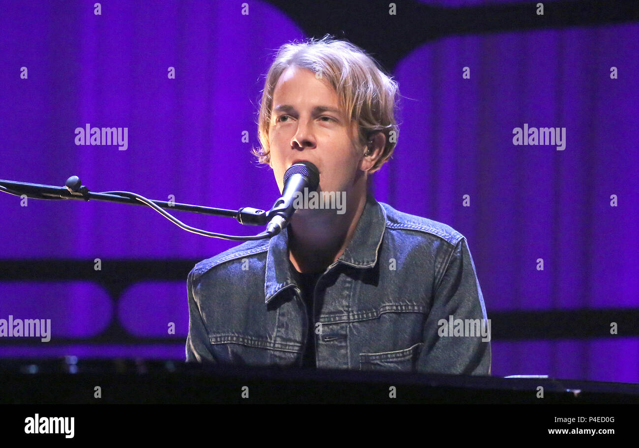 Showbiznorton hi-res stock photography and images - Alamy