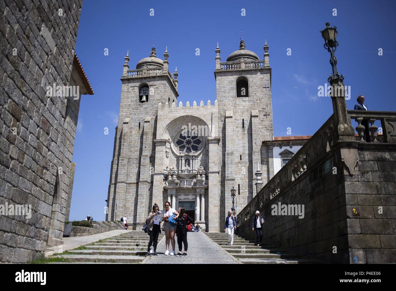 21.05.2018, Portugal, Porto:Tourists stand in front of Porto Cathedral (Sé do Porto). | usage ...