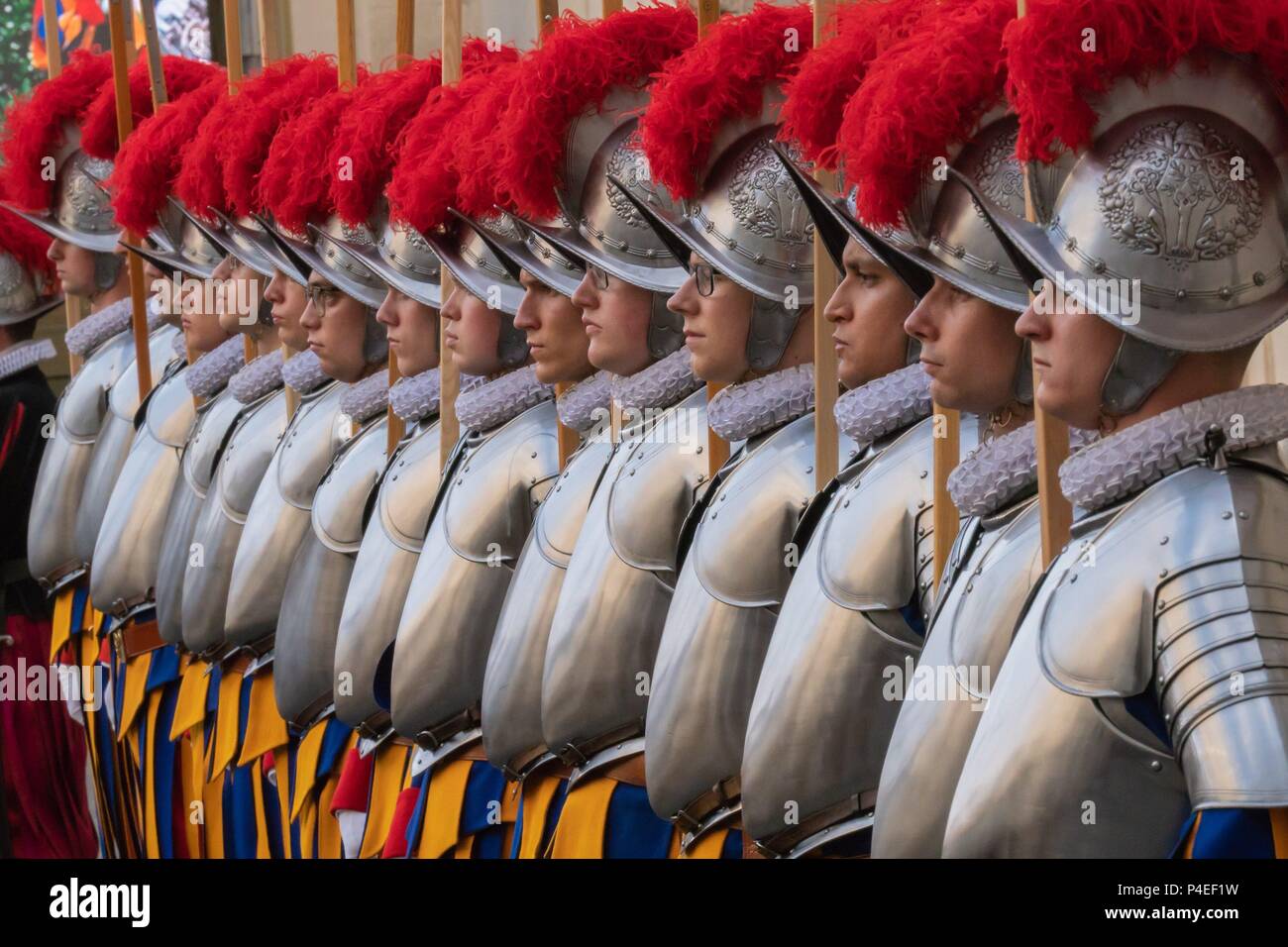 6 May 2018, Italia, Vatican: Guardsmen of the Pontifical Swiss Guard ...