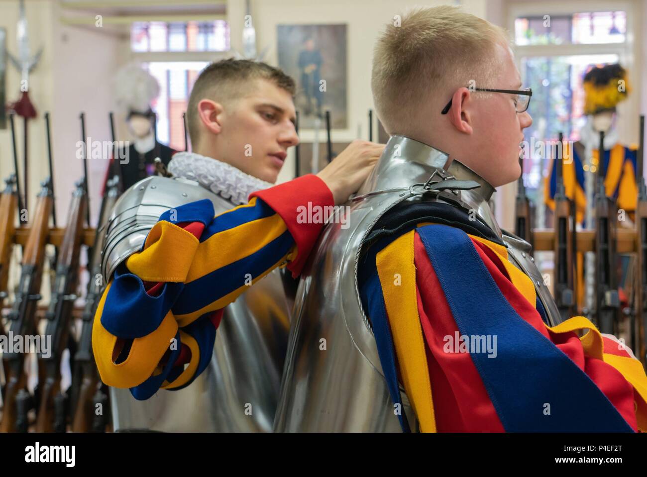 6 May 2018, Italia, Vatican: Guardsmen of the Pontifical Swiss Guard ...