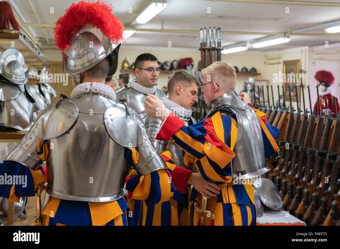6 May 2018, Italia, Vatican: Guardsmen of the Pontifical Swiss Guard ...