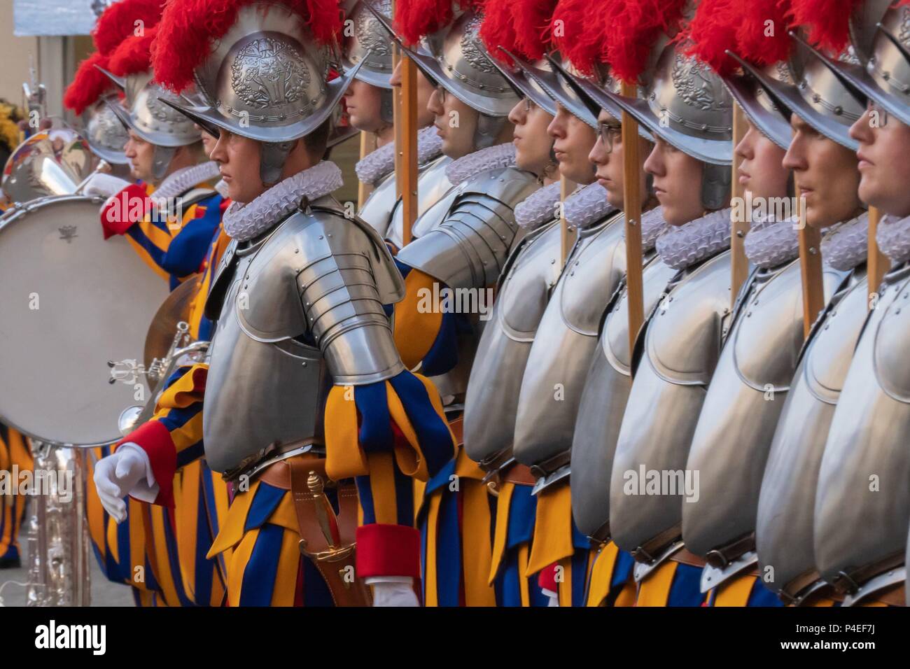 6 May 2018, Italia, Vatican: Guardsmen of the Pontifical Swiss Guard ...