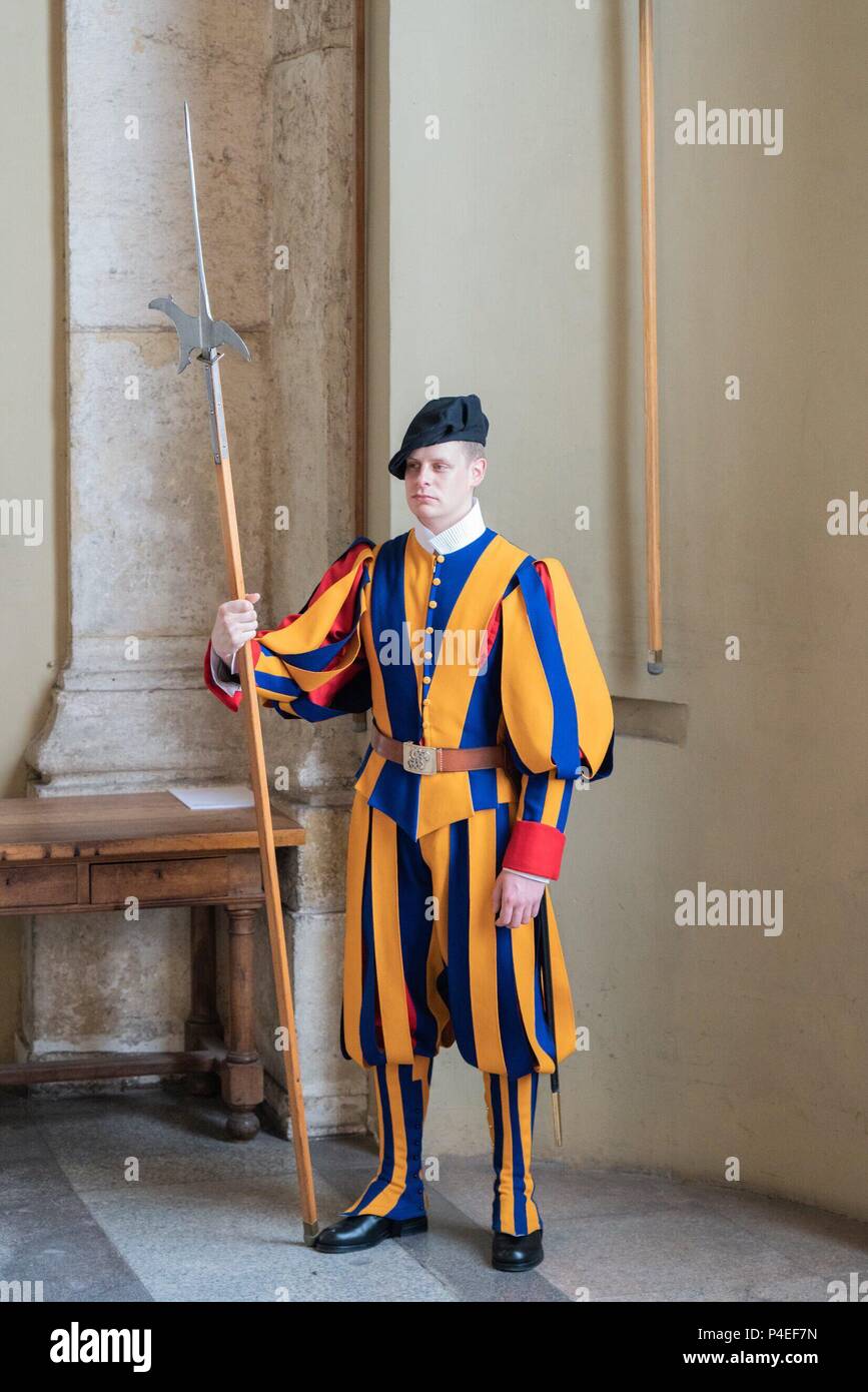 5 May 2018, Italia, Vatican: A Guardian of the Pontifical Swiss Guard ...