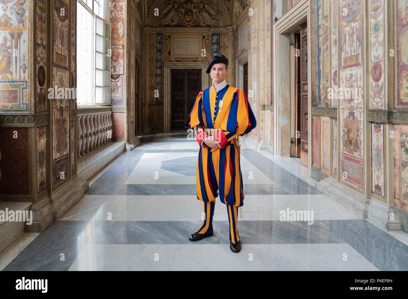 5 May 2018, Italia, Vatican: A Guardian of the Pontifical Swiss Guard ...