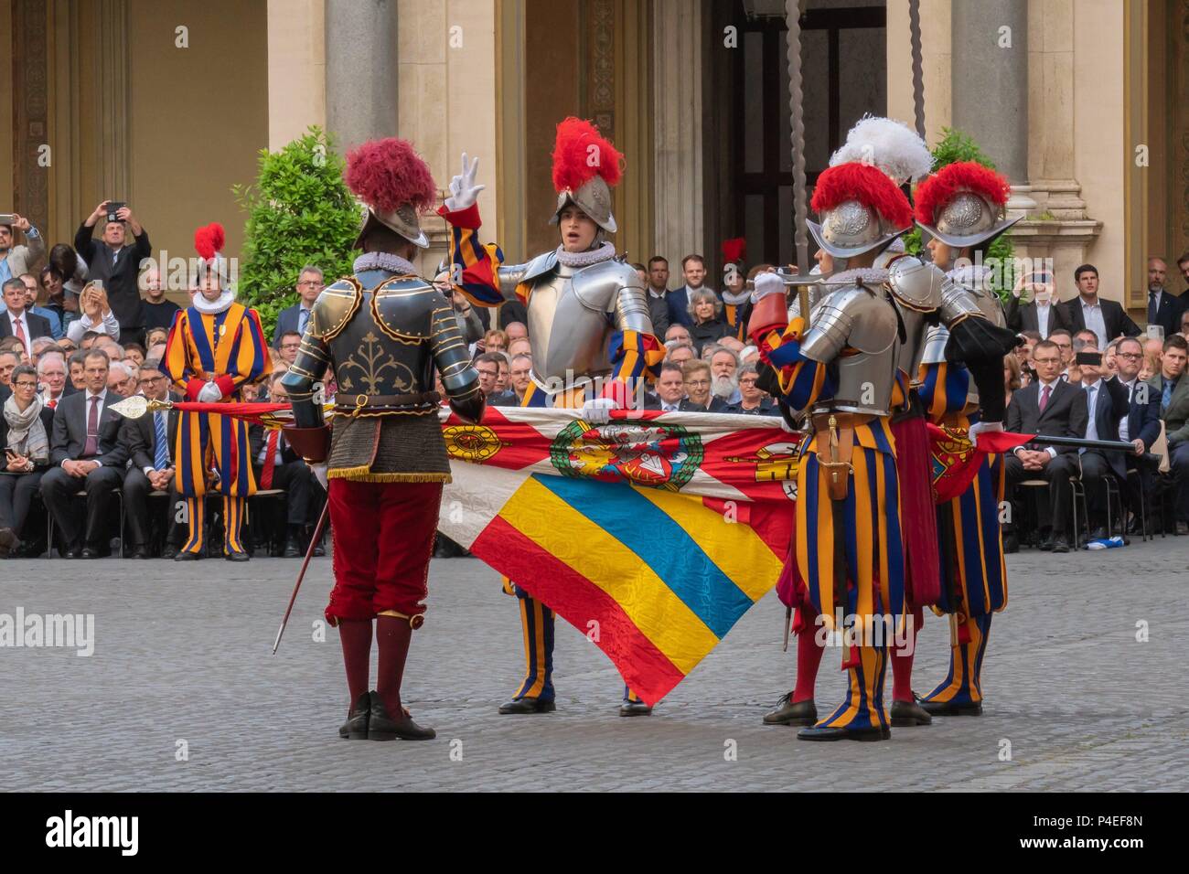 6 May 2018, Italia, Vatican: A new guardsman of the Pontifical Swiss ...