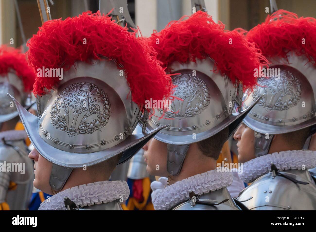 6 May 2018, Italia, Vatican: Guardsmen of the Swiss Guard in armor ...