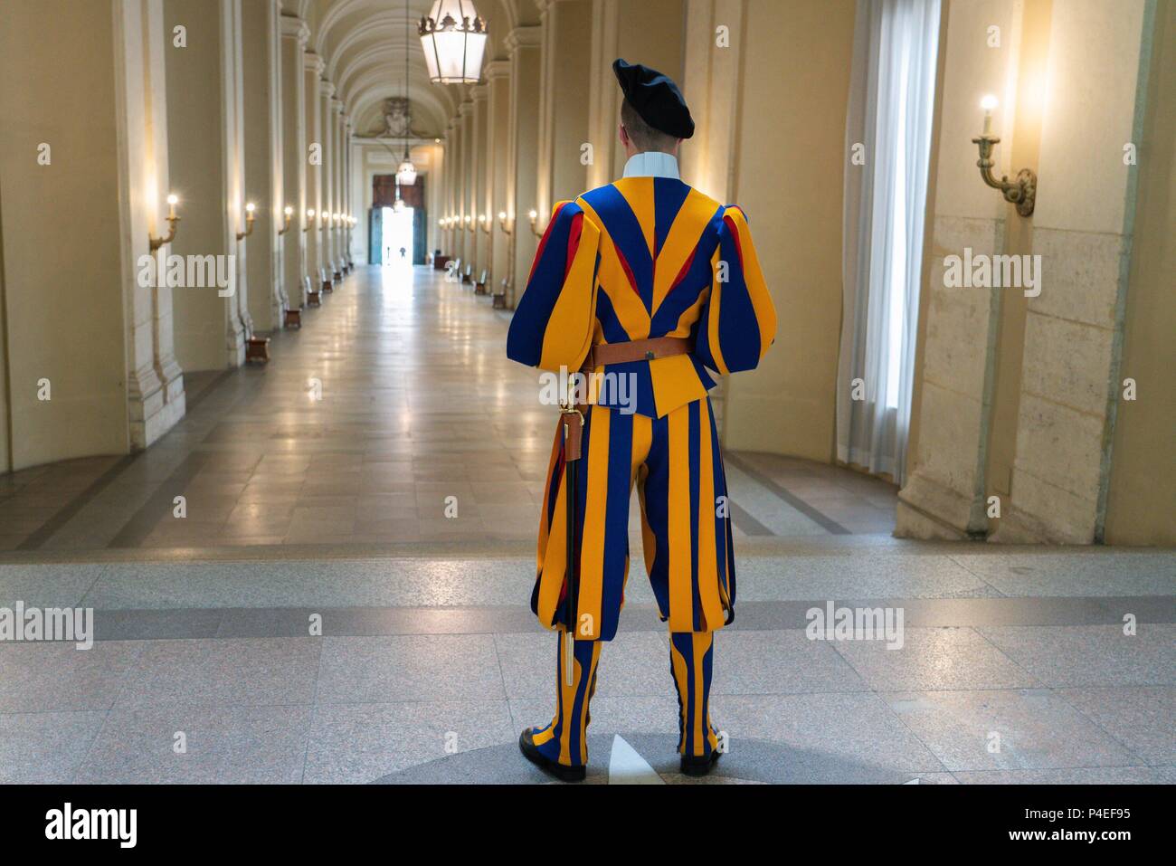 5 May 2018, Italia, Vatican: A Guardian of the Pontifical Swiss Guard ...