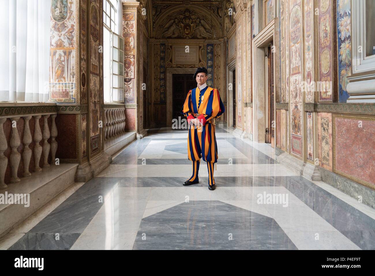 5 May 2018, Italia, Vatican: A Guardian of the Pontifical Swiss Guard ...