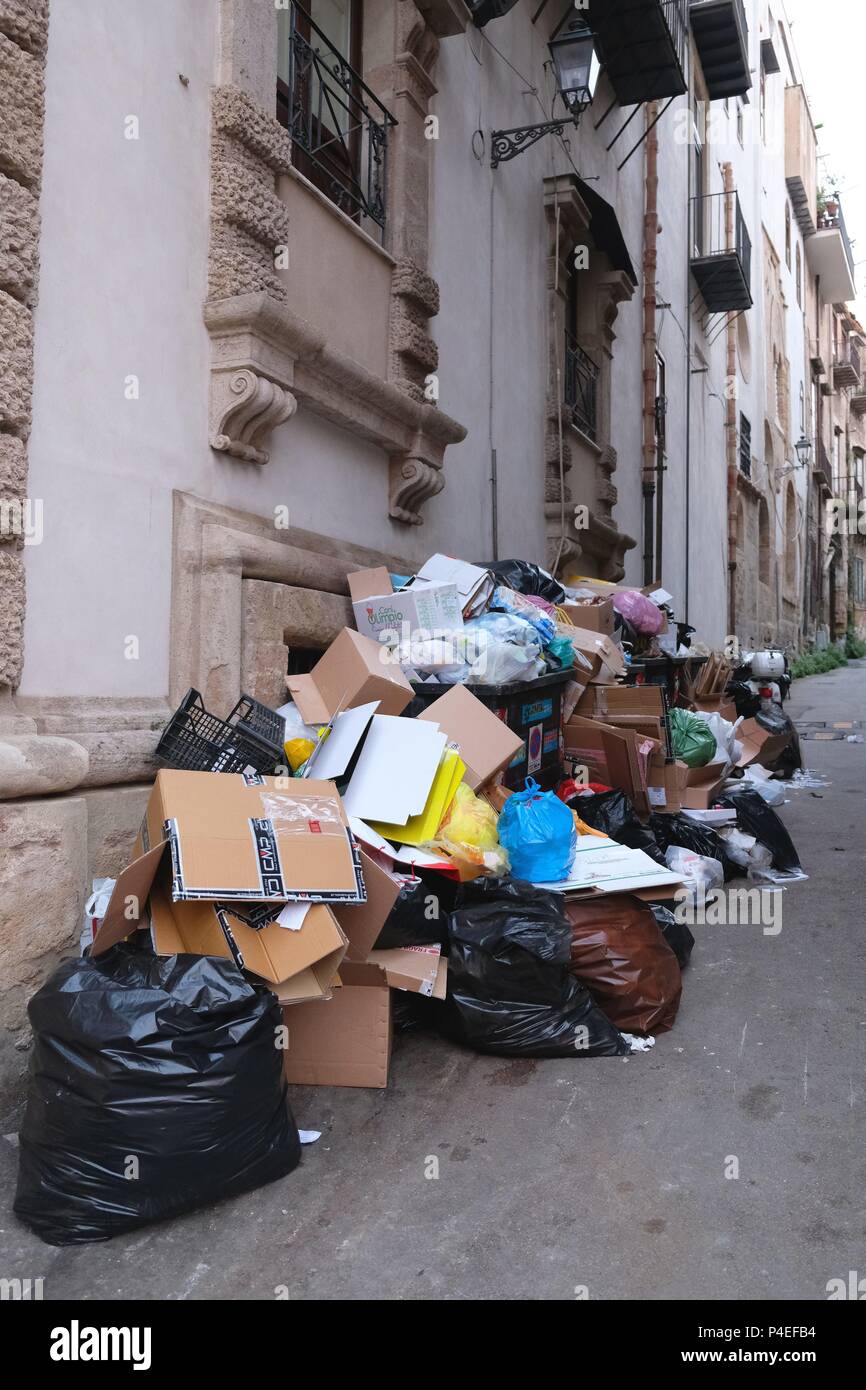 Waste and rubbish in Palermo - Sicily - here at Corso Vittorio Emanuele ...