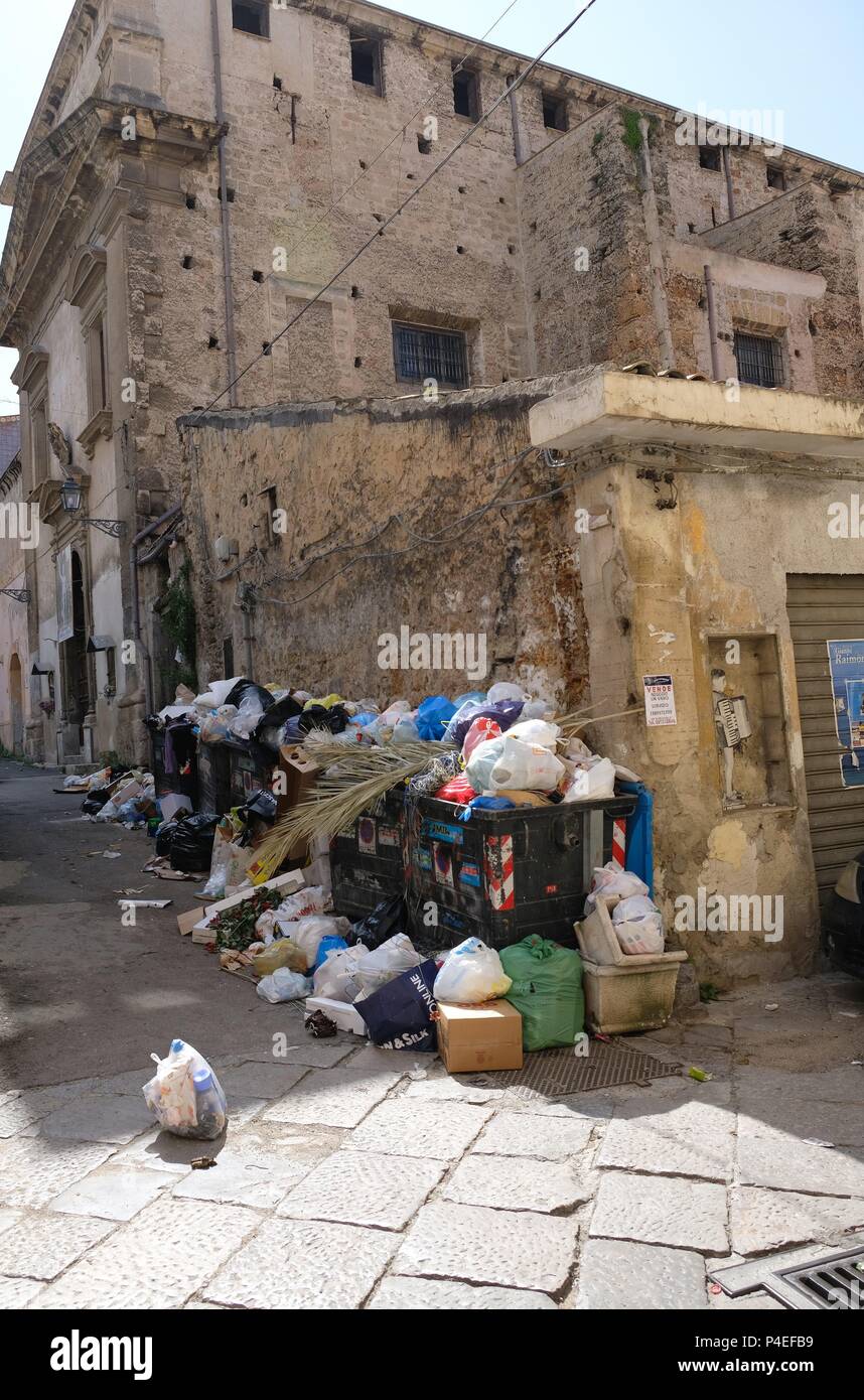 Waste and rubbish in the historic quarter La Kalsa in Palermo - Sicily ...
