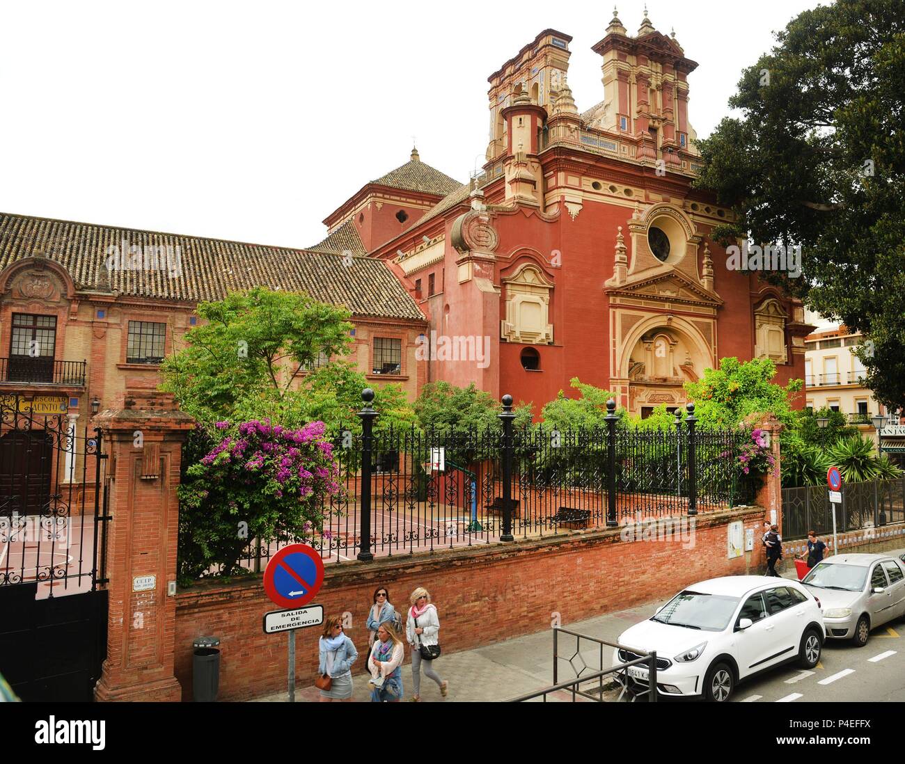 Counting 700,000 inhabitants the city of Sevilla is the capital of the ...