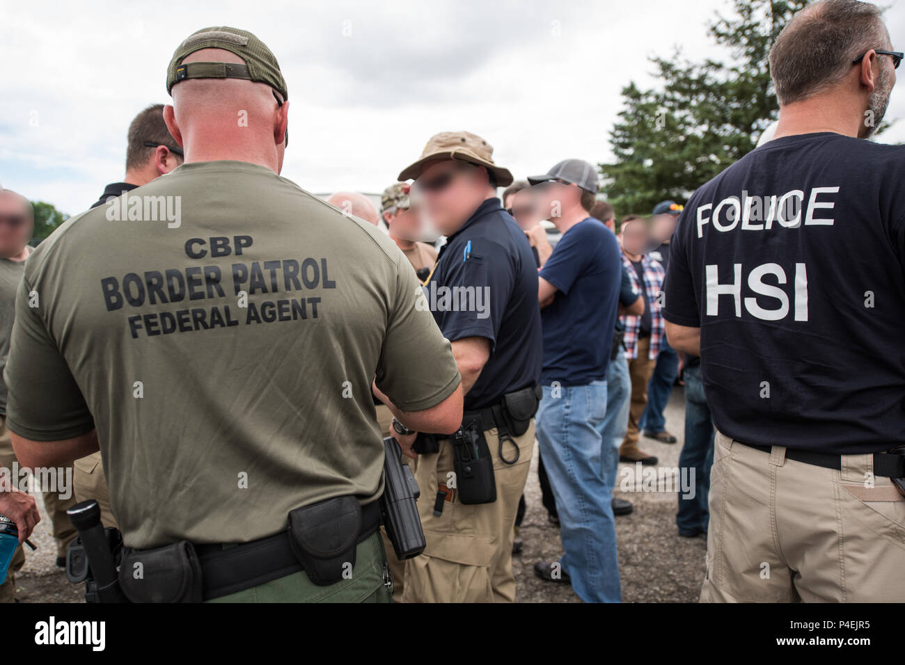 SALEM, OH - Special agents from U.S. Immigration and Customs ...