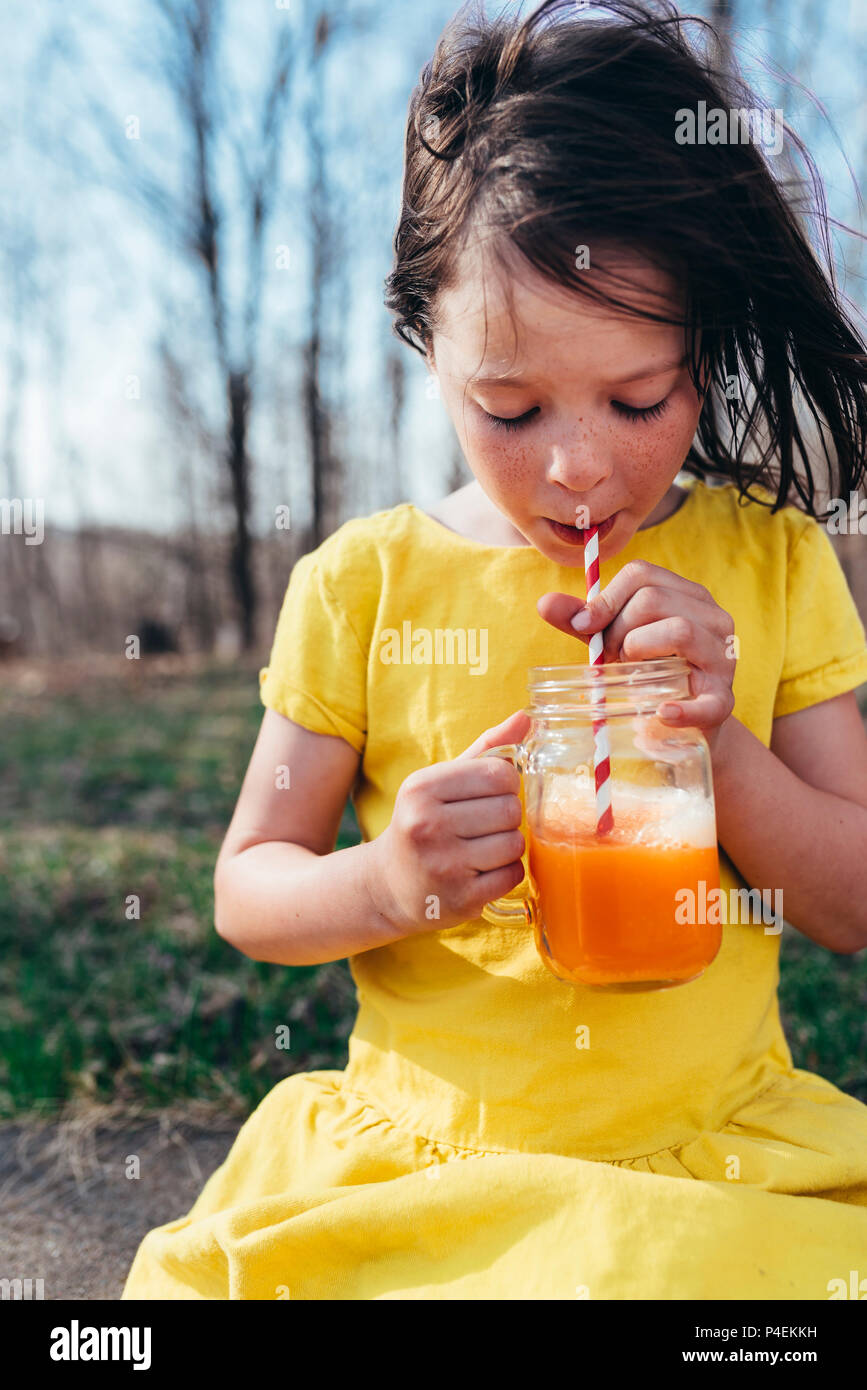 Sitting down enjoying a drink hi-res stock photography and images - Alamy
