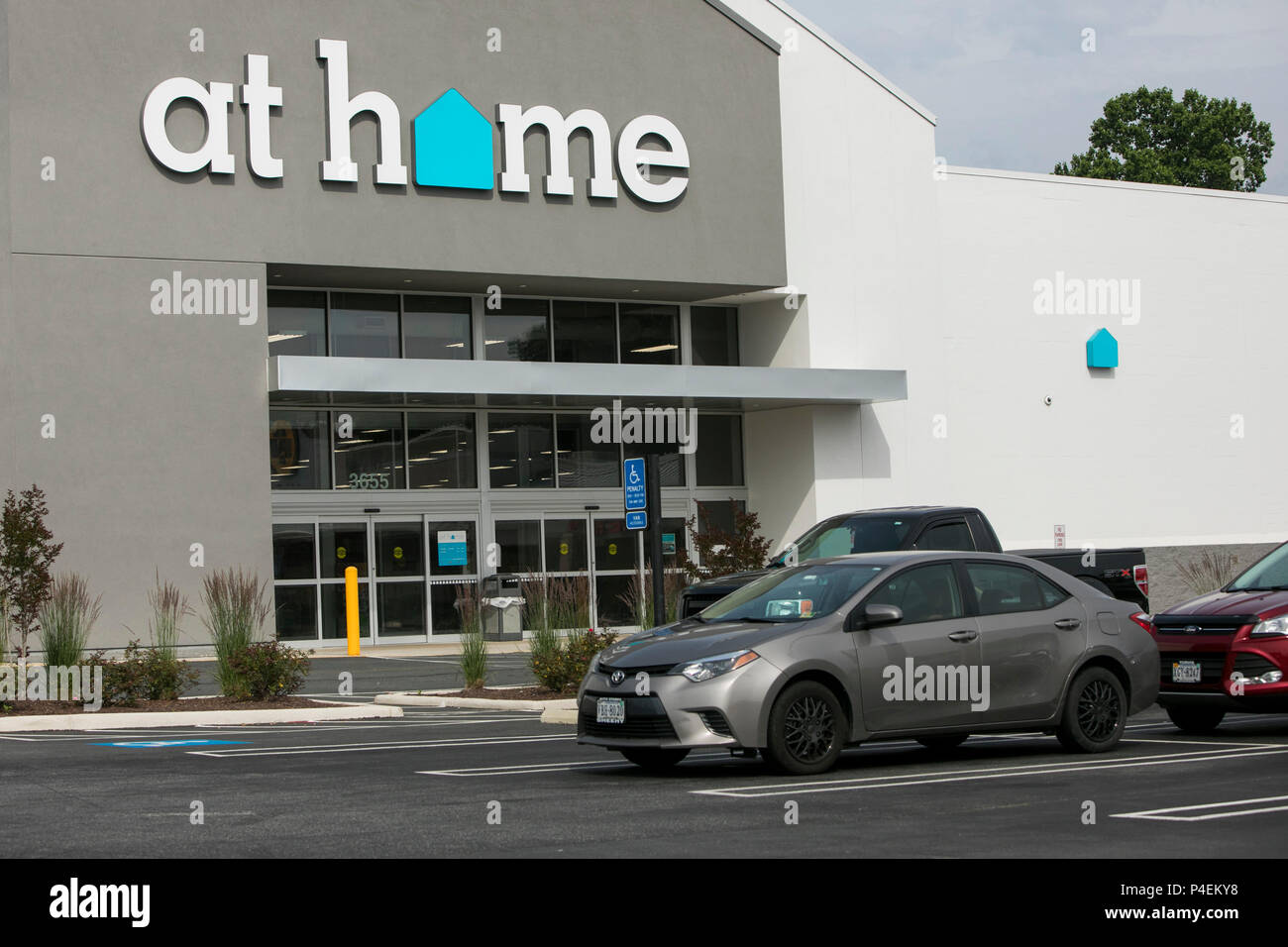 Athome storefront hi-res stock photography and images - Alamy