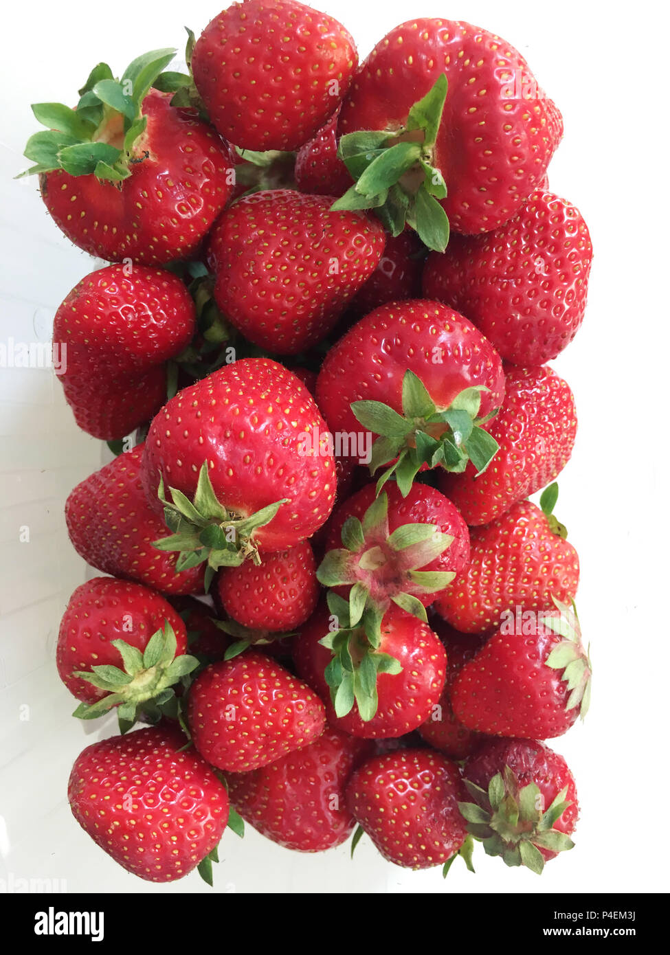 Overhead view of a punnet of strawberries Stock Photo - Alamy