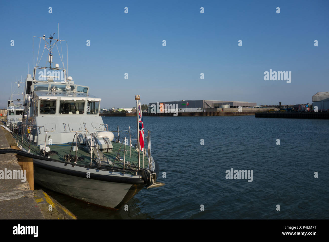 Royal navy p2000 hms dasher p280 hi-res stock photography and images ...